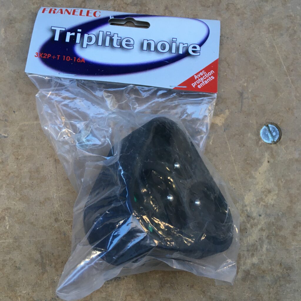 triplite 3X2P+T 16A triangulaire Noire – By dreamX